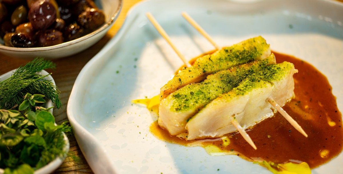 Fish skewer of cooked lake fish, Olio Evo and herb powder – Enjoyeuvoo